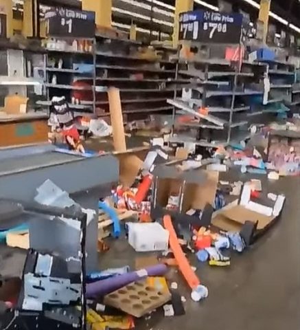 Walmart zamyka połowę swych sklepów w Chicago z uwagi na grabieże - Goniec